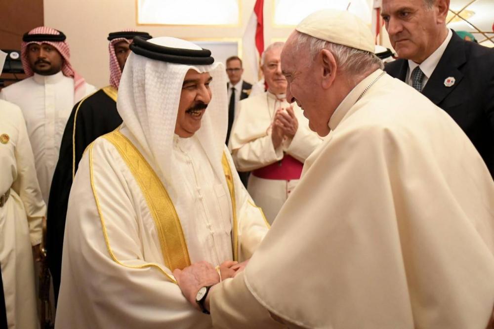 بالصور البابا يغادر البحرين في ختام زيارة تاريخية استمرّت 4 أيّام