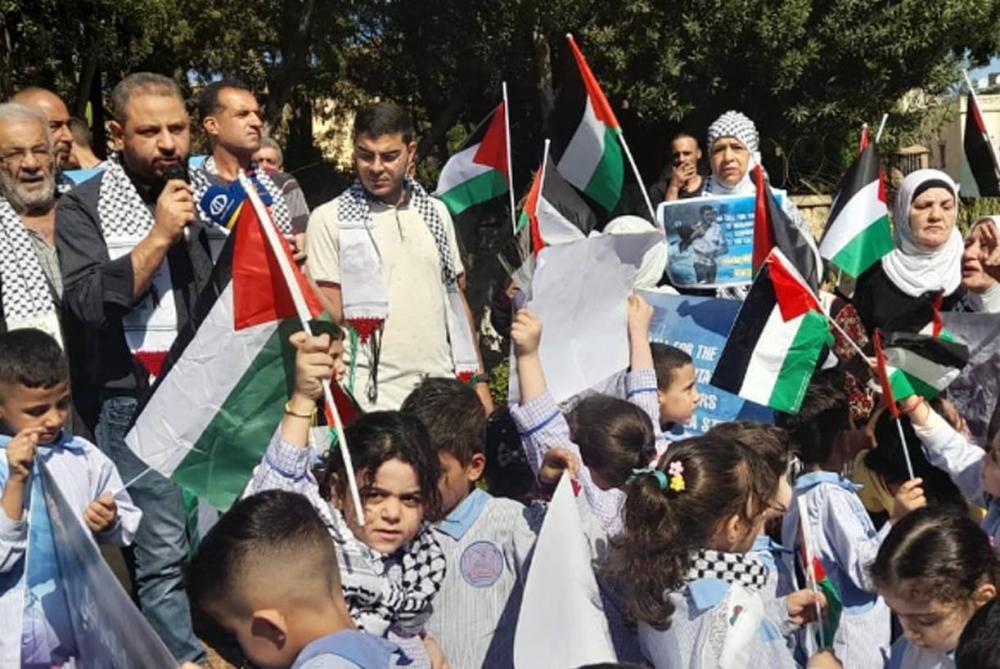 وقفةٌ فلسطينيّة أمام مقرّ بعثة الاتحاد الأوروبيّ طالبت بفتح ممرّات